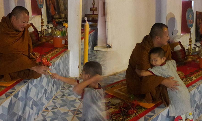 ซึ้งน้ำตาไหล! เด็กชายกำพร้า เก็บดอกไม้ไหว้หลวงพ่อในวันแม่ - ข่าวดีข่าวด่วน